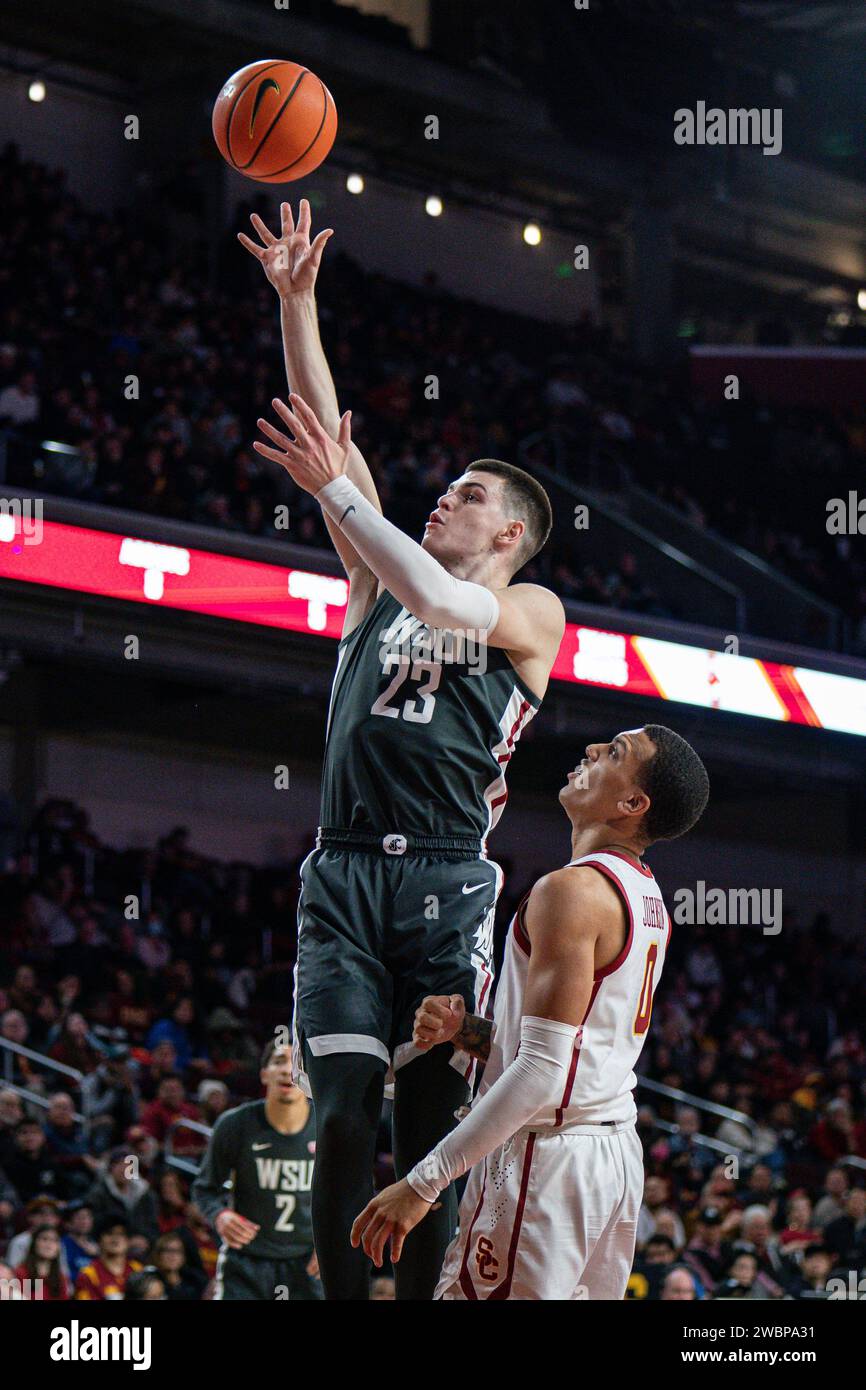 Washington State Cougars forward Andrej Jakimovski (23) shoots against ...