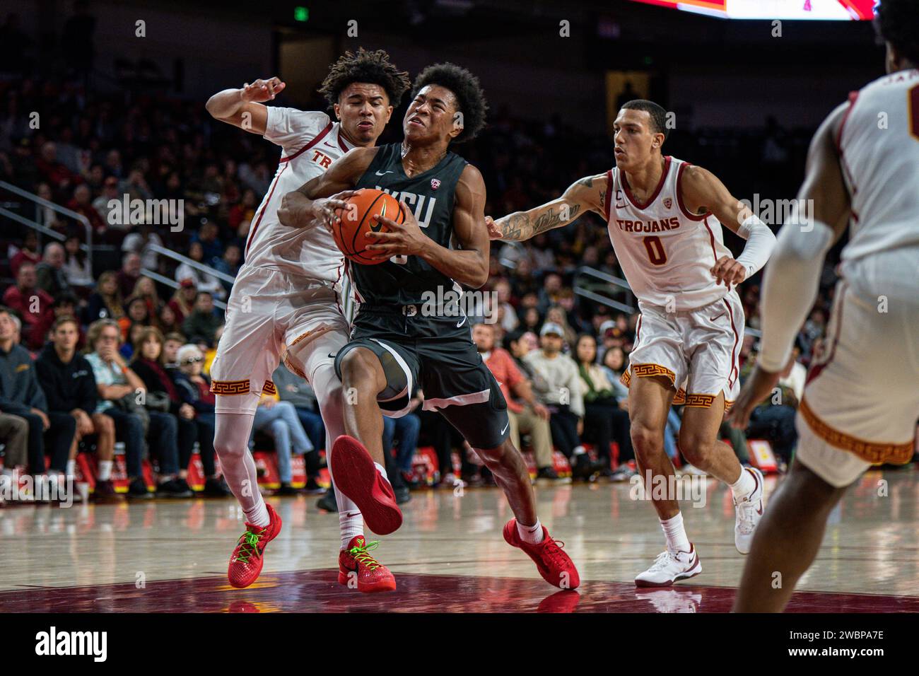 Washington State Cougars forward Jaylen Wells (0) drives against USC ...