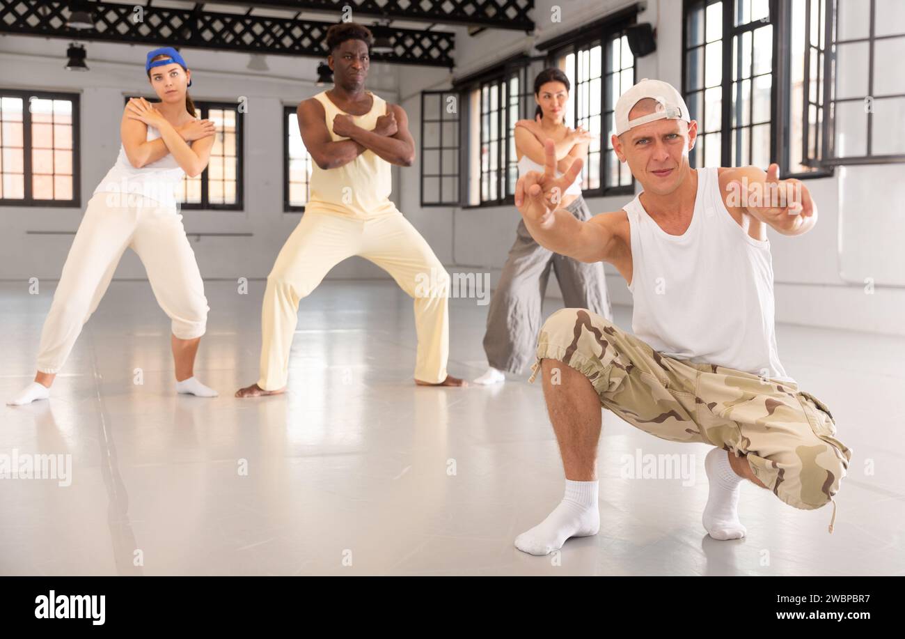 People practicing hip-hop movements in class Stock Photo - Alamy