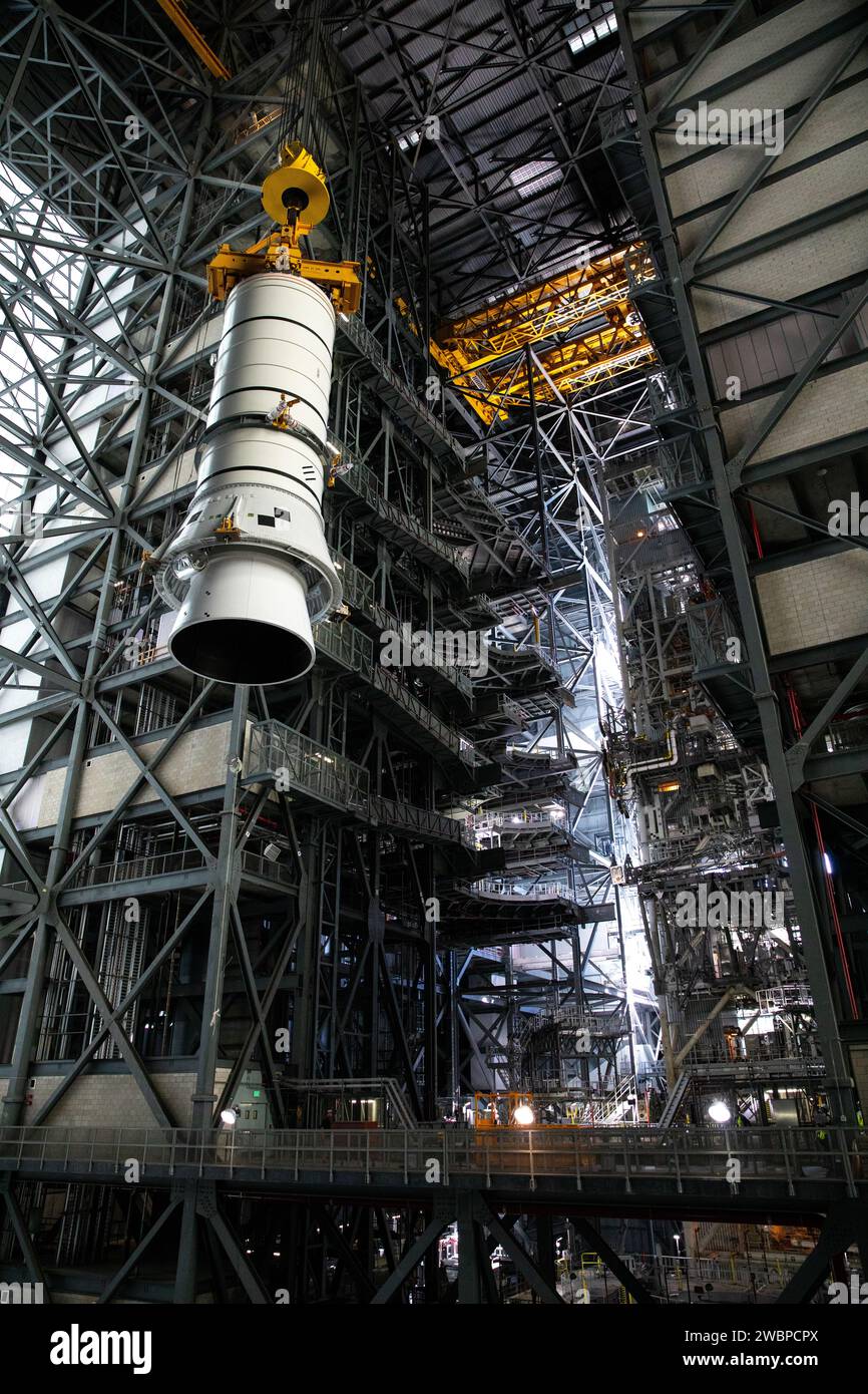 Technicians with NASA’s Exploration Ground Systems rehearse lifting ...