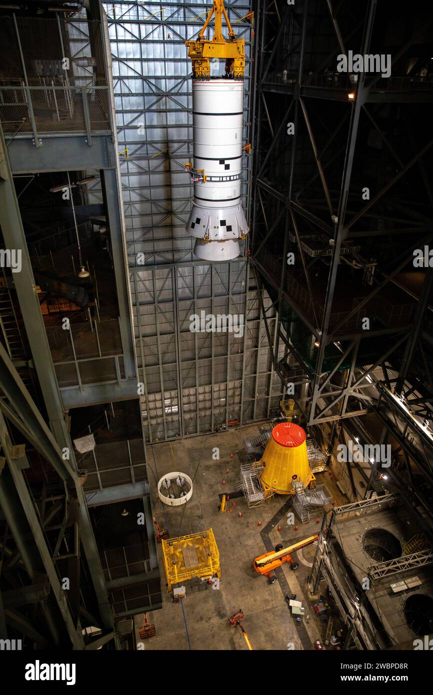 Technicians with NASA’s Exploration Ground Systems rehearse lifting ...