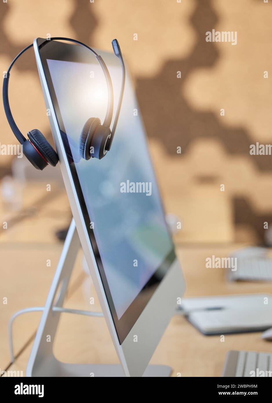 Callcenter desktop hi-res stock photography and images - Alamy