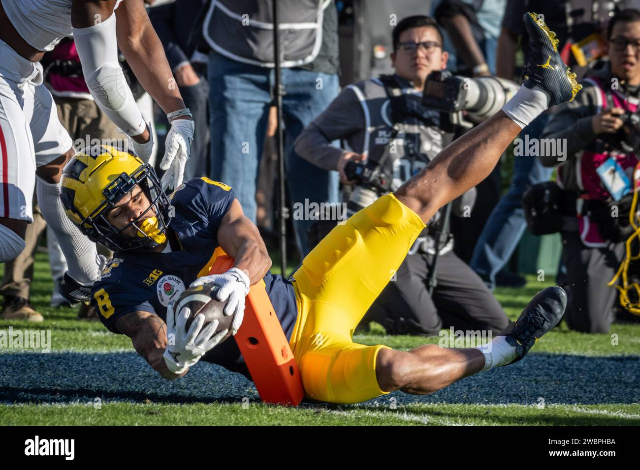 Pasadena, USA. 01st Jan, 2024. Michigan Wolverines wide receiver Tyler Morris (8) dives for the ...