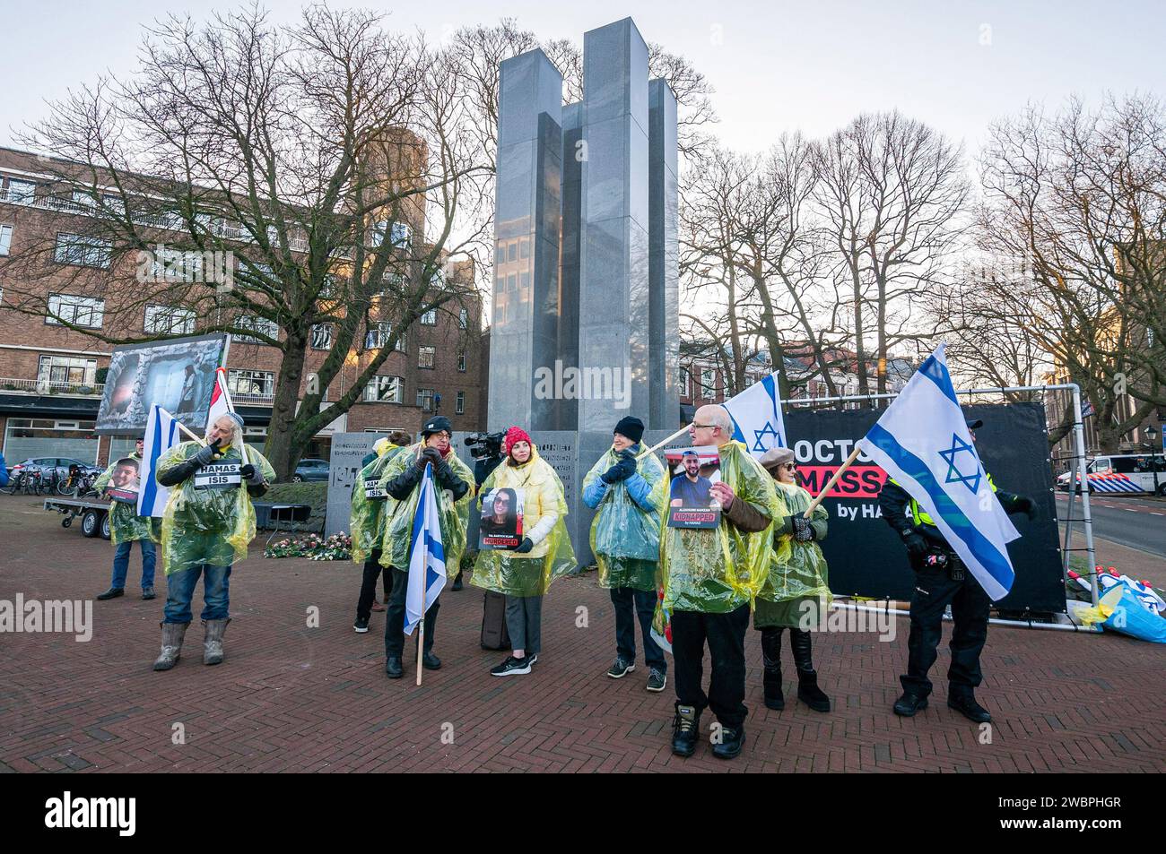 Israeli supporters hold photos of kidnapped victims held by Hama ...