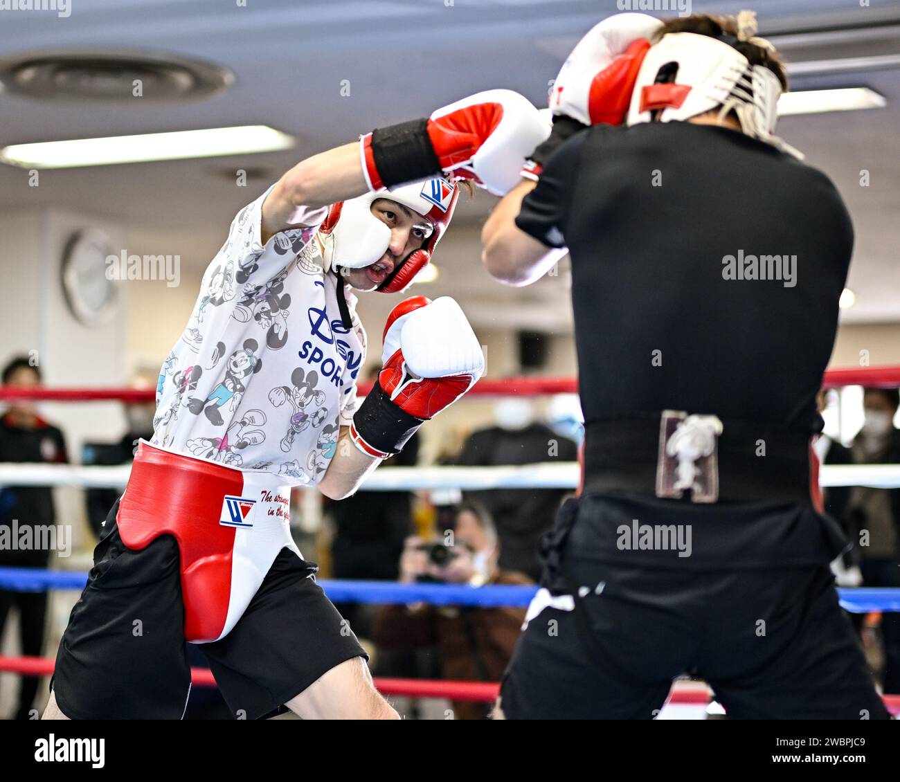 Seigo Yuri Akui (L) of Japan trains during a public workout in Tokyo ...