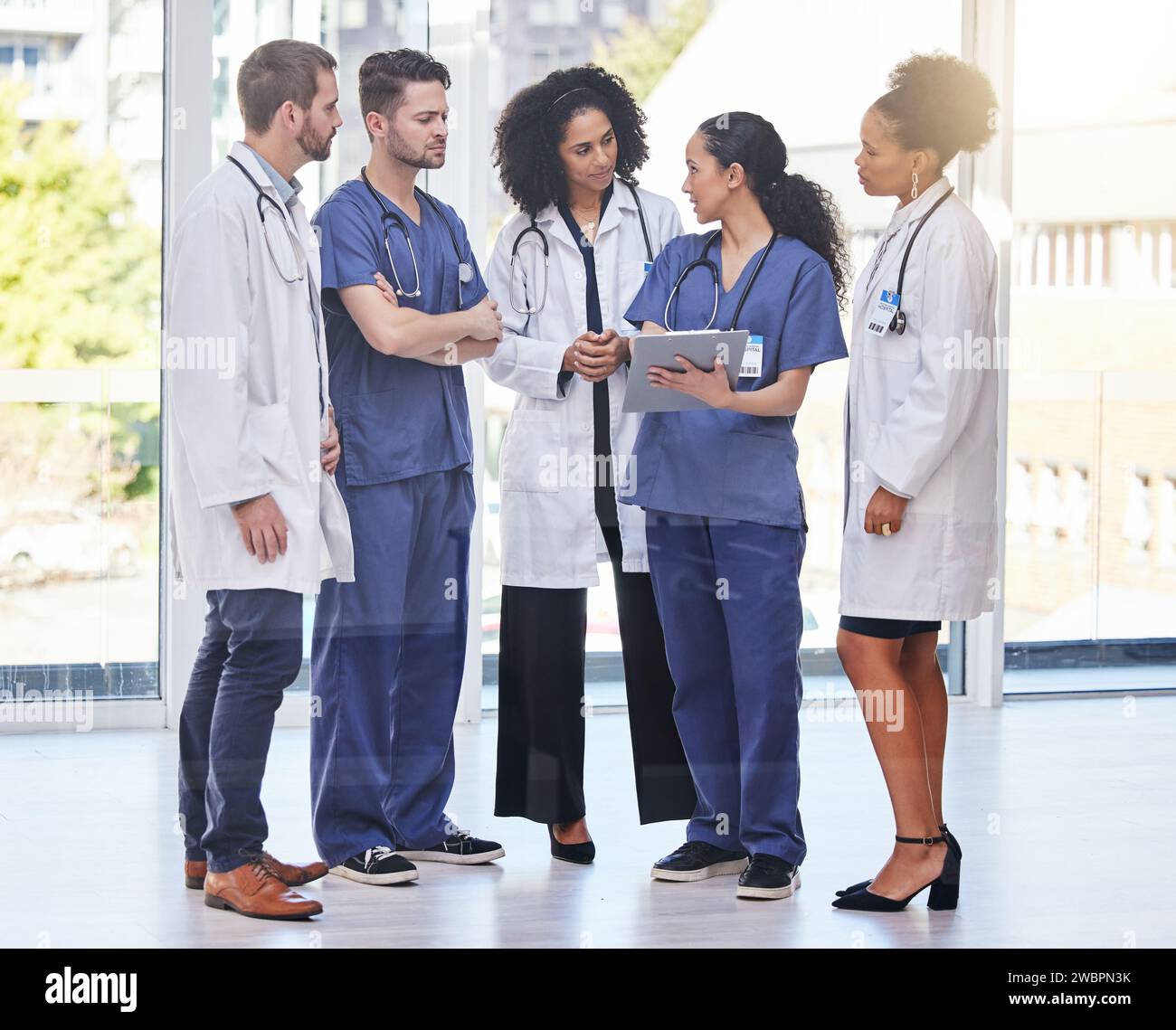 Hospital staff discuss paper hi-res stock photography and images - Alamy