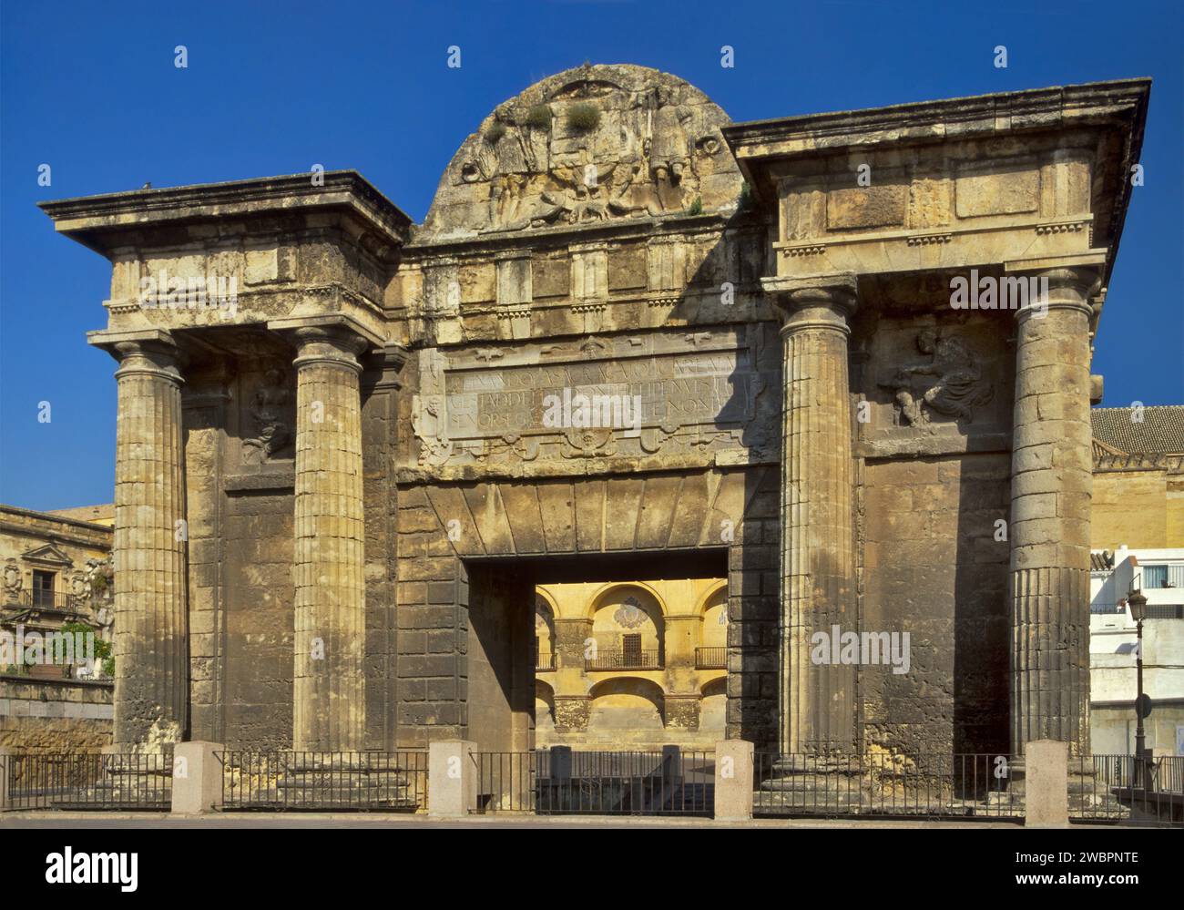 Puerta medieval del puente hi-res stock photography and images - Alamy