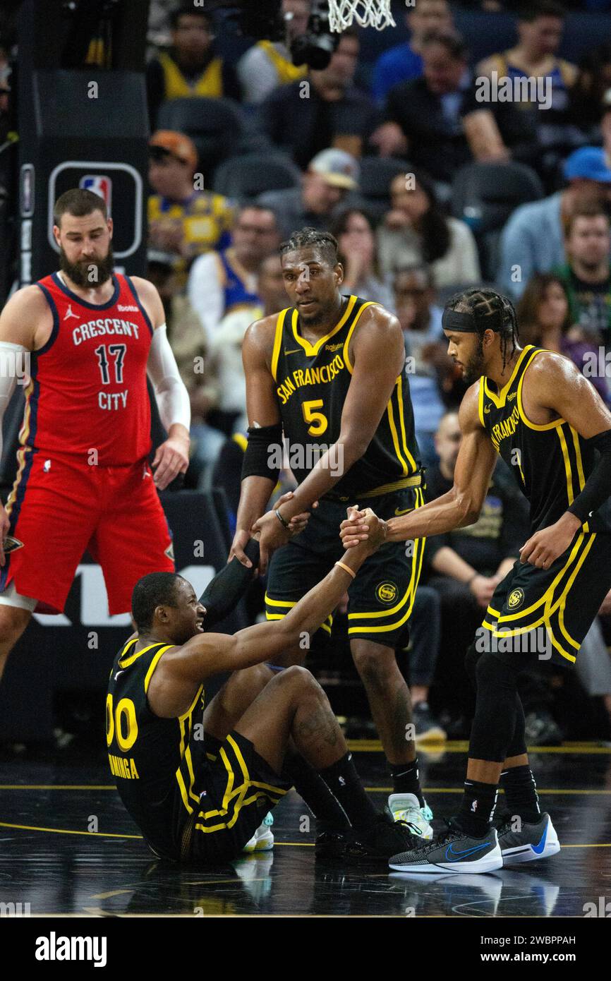 Golden State Warriors forward Kevon Looney (5) and guard Moses Moody (4 ...