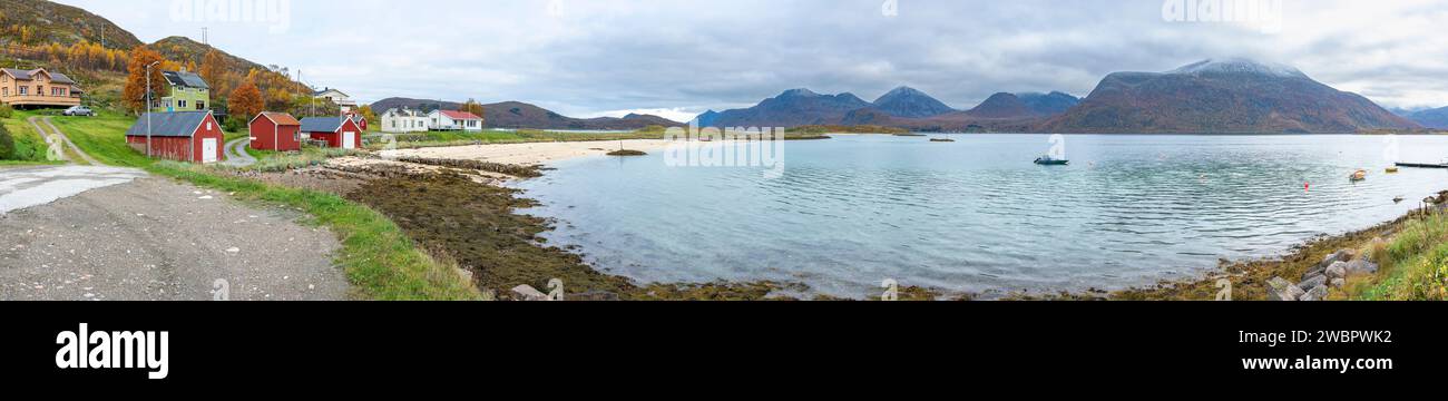 Panorama, Haus am See, Ferienhaus am Meer, Herbststimmung in Norwegen, Ruhe am Strand des ...