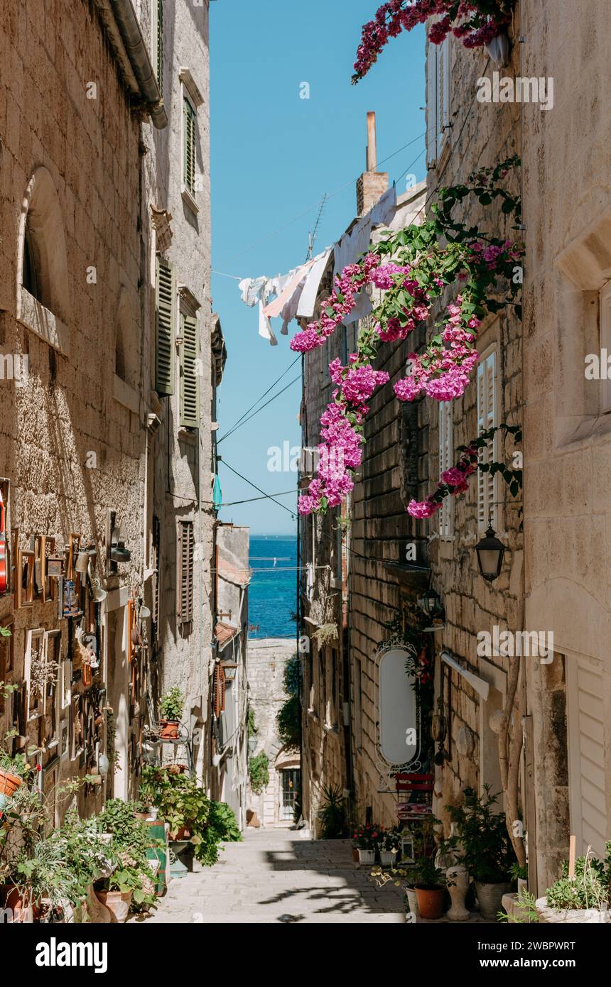 Hanging alley alleyway buildings hi-res stock photography and images ...