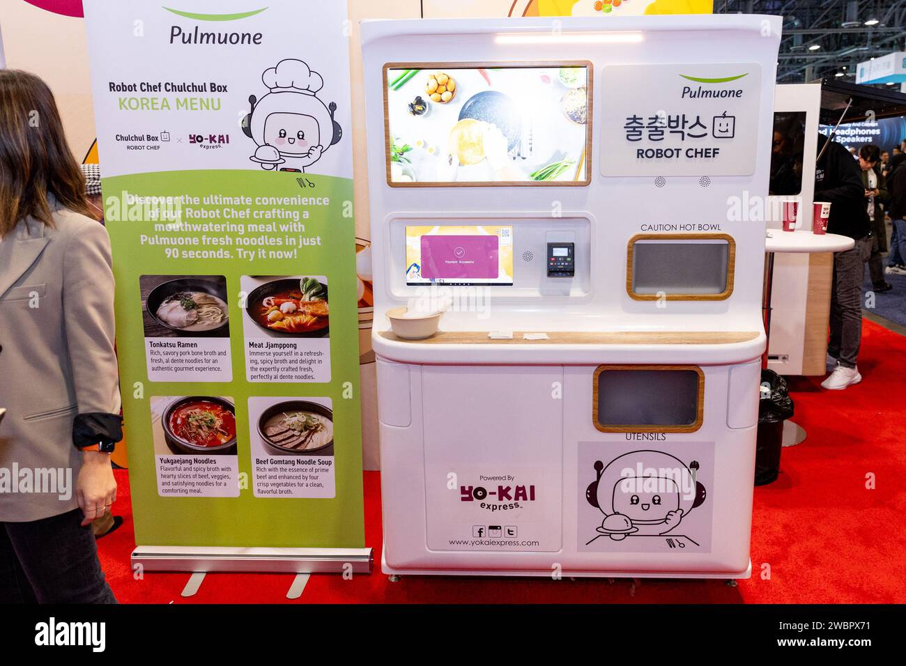 Las Vegas, USA. 10th Jan, 2024. A Robot Chef machine by Pulmuone is ...
