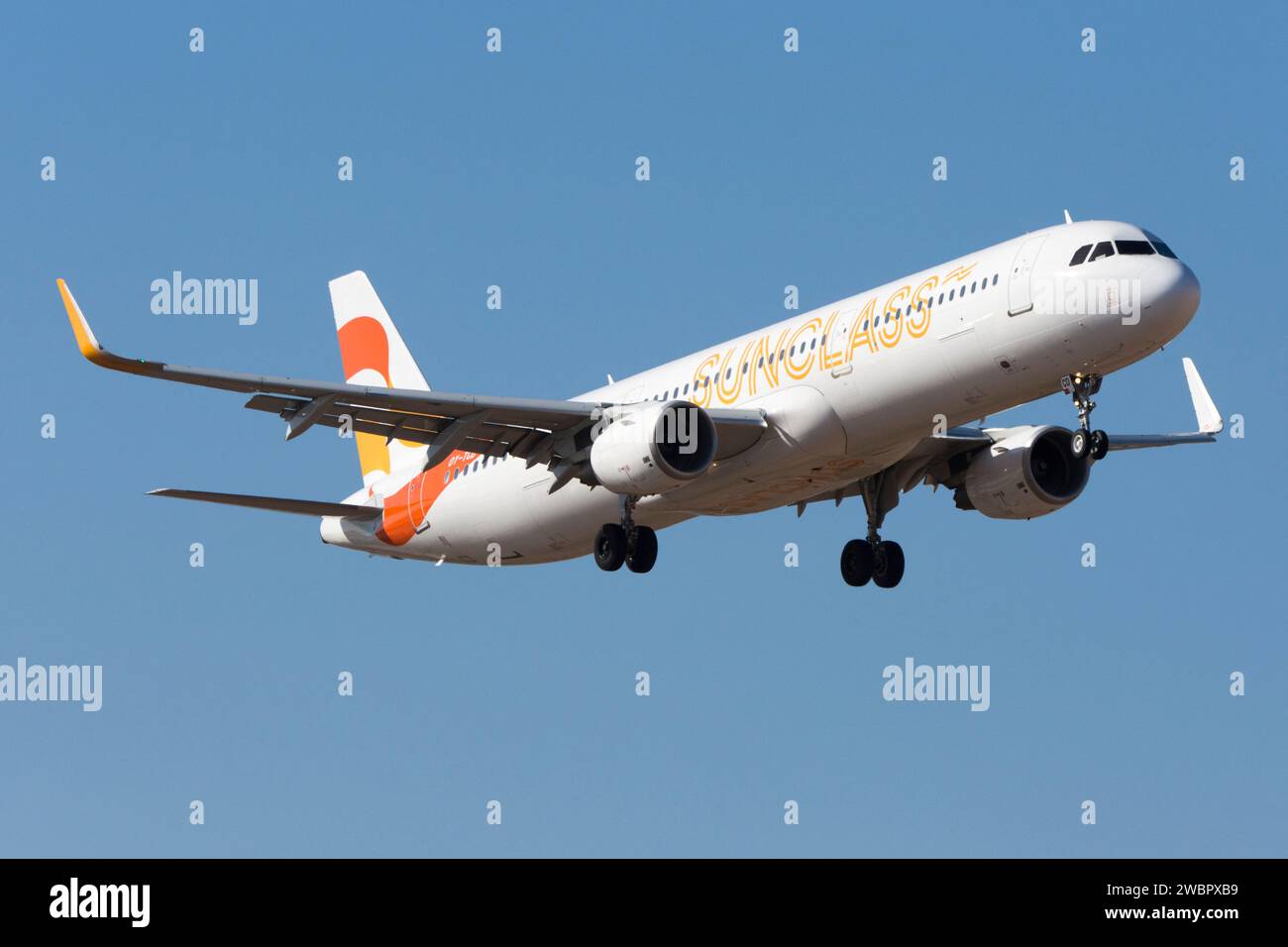 Sunclass airline Airbus A321 airliner landing Stock Photo - Alamy