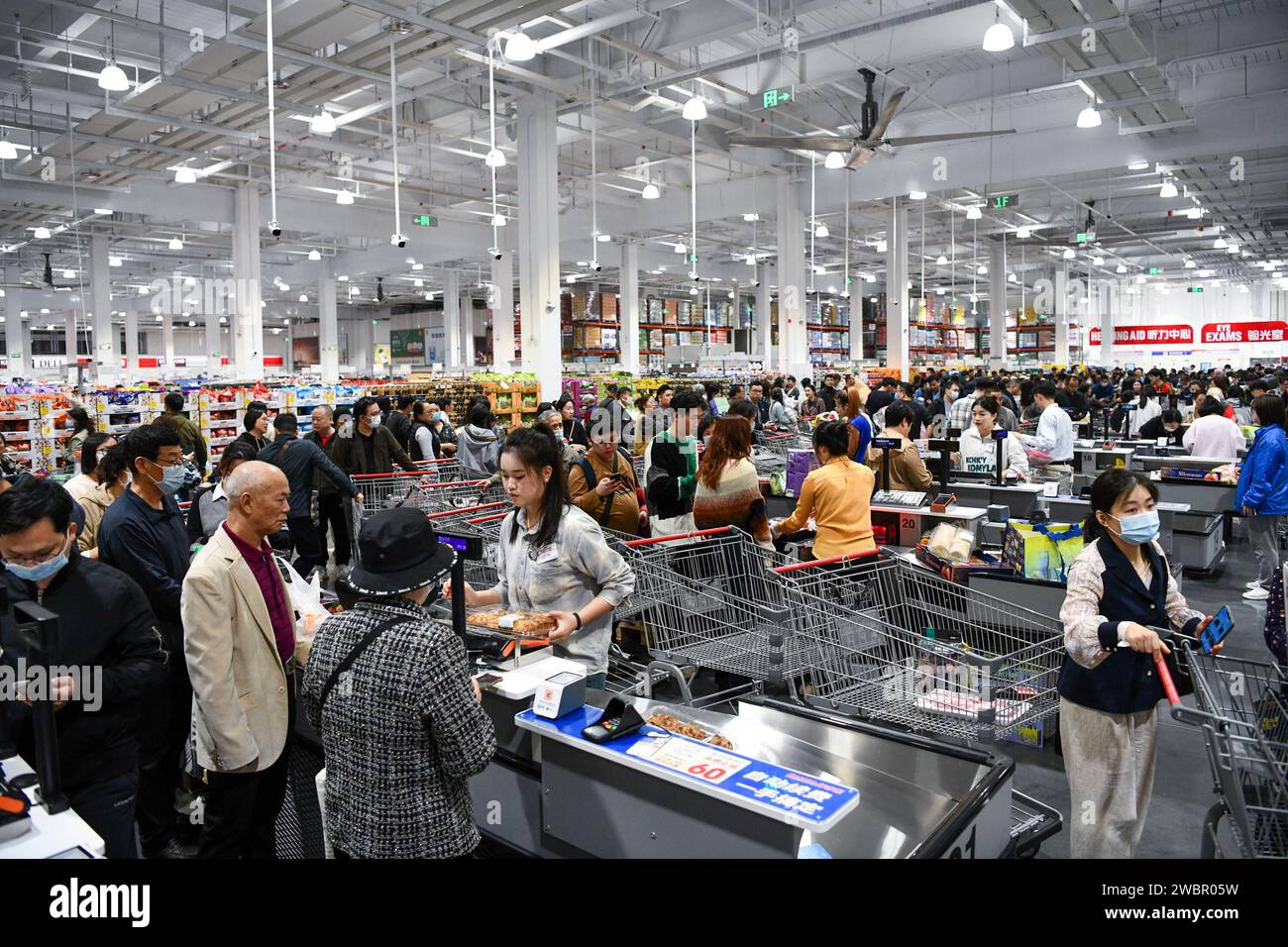Shenzhen, China's Guangdong Province. 12th Jan, 2024. People queue up ...
