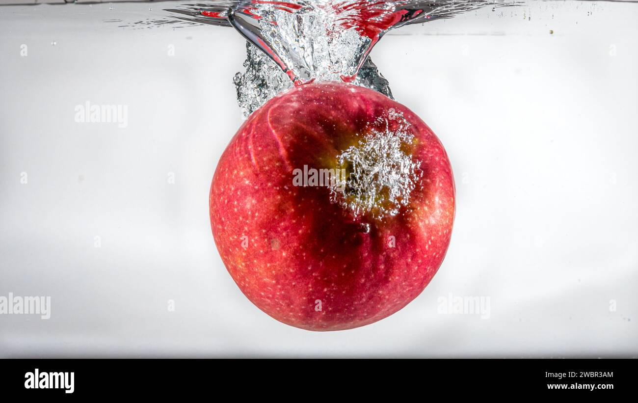 apple in water Stock Photo - Alamy