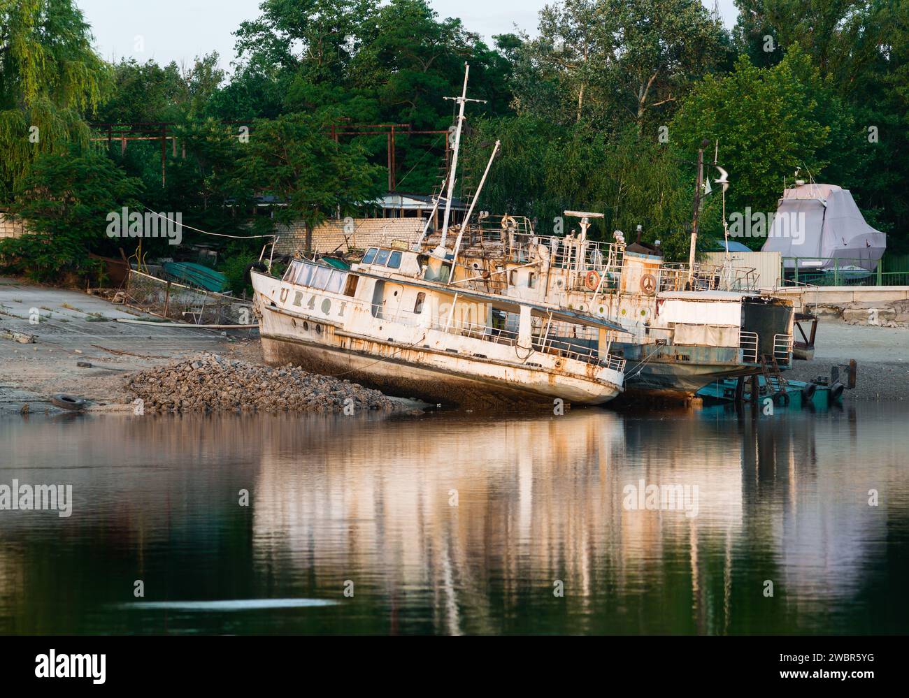 Shallowing of the Dnieper River due to the destruction of the Kakhovka ...