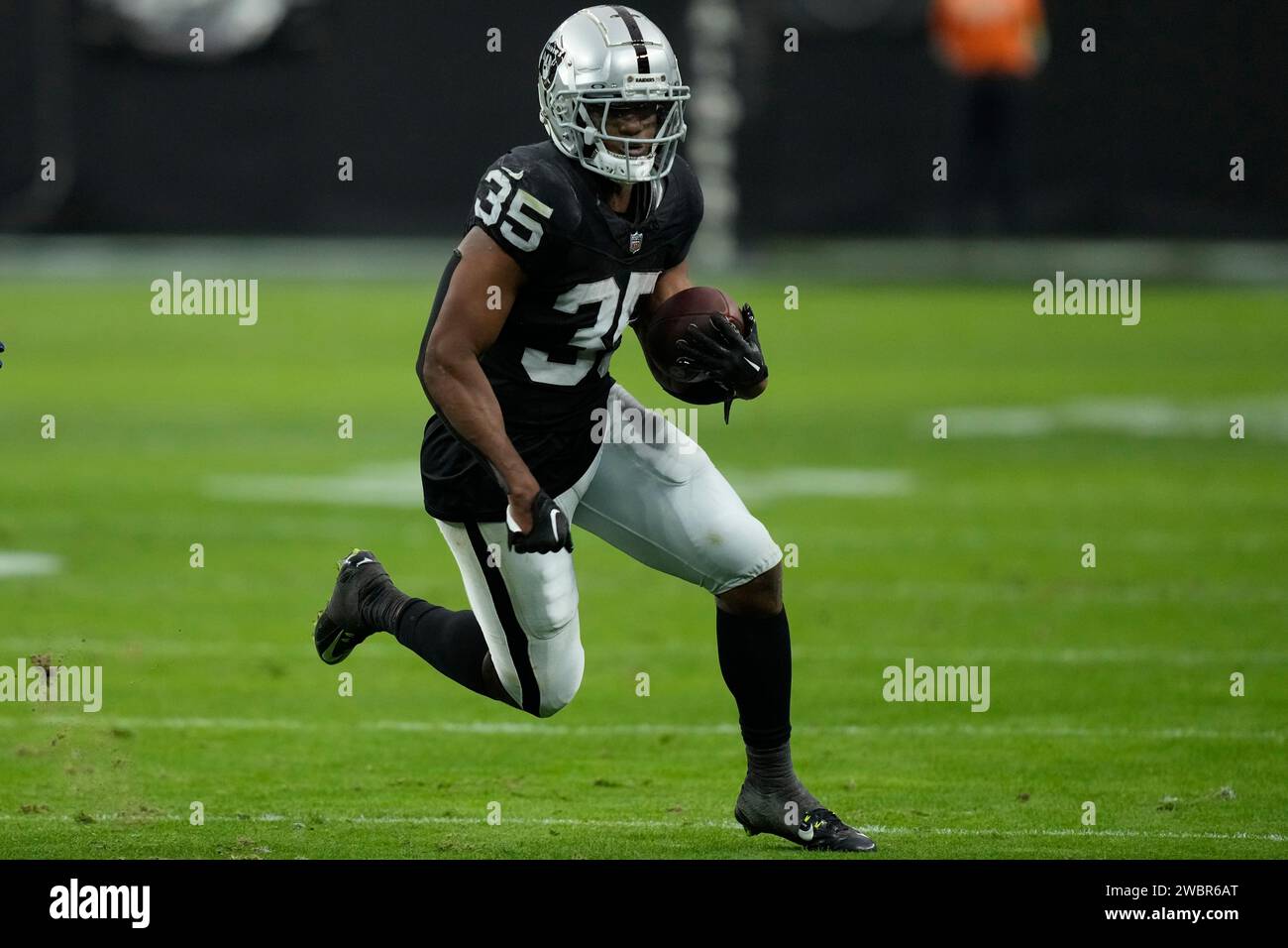 Las Vegas Raiders running back Zamir White (35) plays against the ...