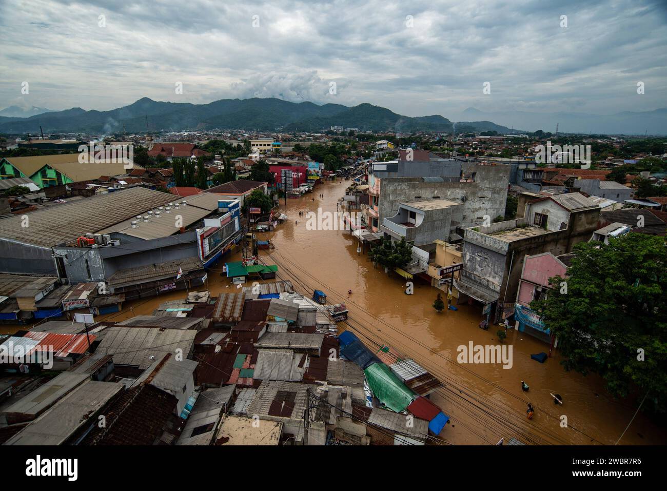 BANDUNG FLOODS Residents wade through floodwaters using boats in Dayeuh ...