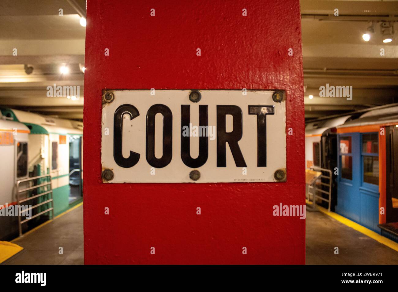 A 'Court' sign at a subway in New York Stock Photo - Alamy