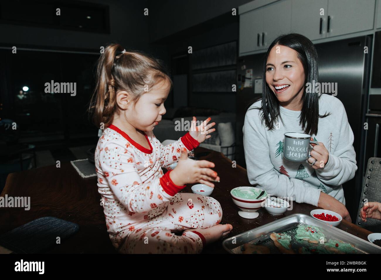 Baking fun mother daughter hi-res stock photography and images - Alamy