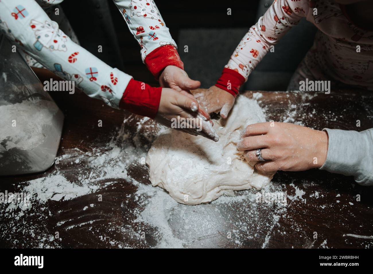 Family mixes dough, kitchen fun Stock Photo - Alamy