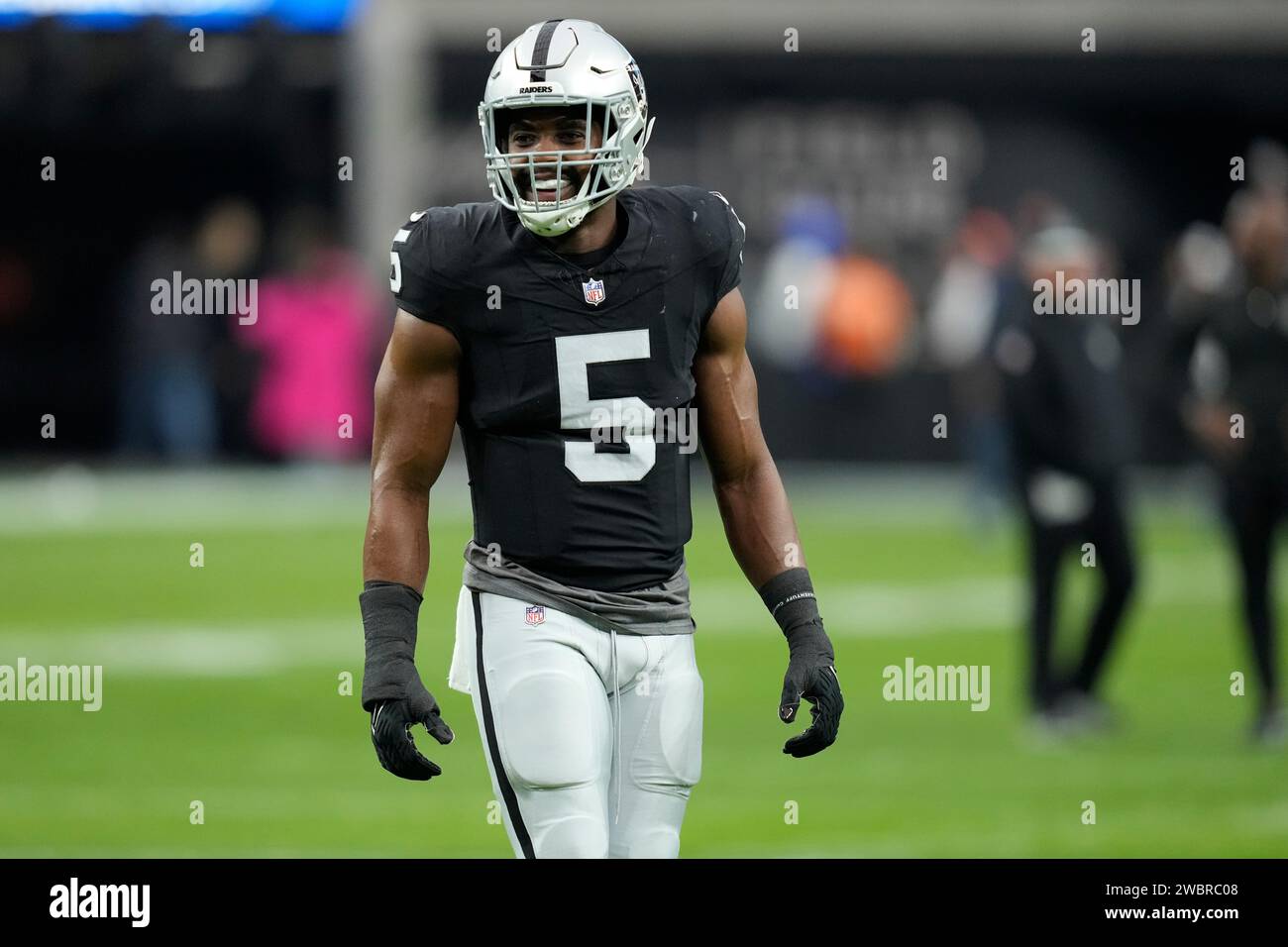 Las Vegas Raiders linebacker Divine Deablo (5) warms up before an NFL ...