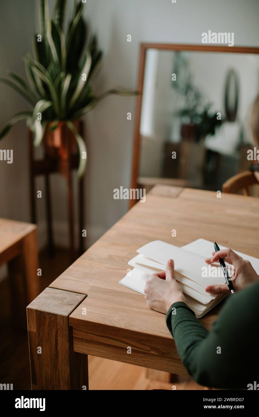 Flipping through book hi-res stock photography and images - Alamy