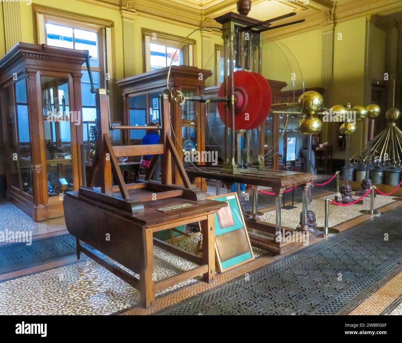 Electrostatic Generator from Martinus van Marum and built by John ...