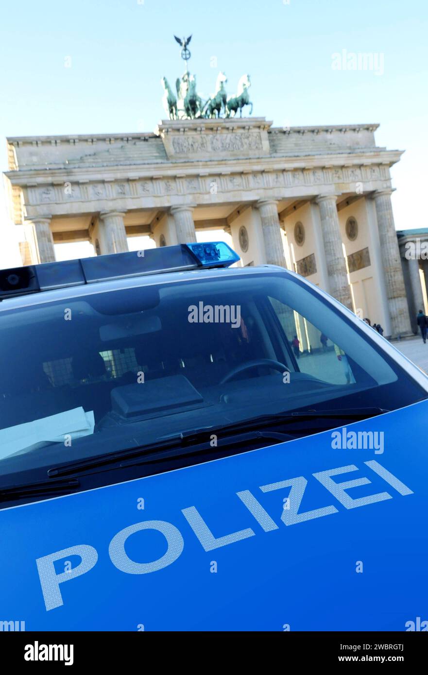 08.01.2024, Berlin - Deutschland. Polizei am Pariser Platz vor dem ...