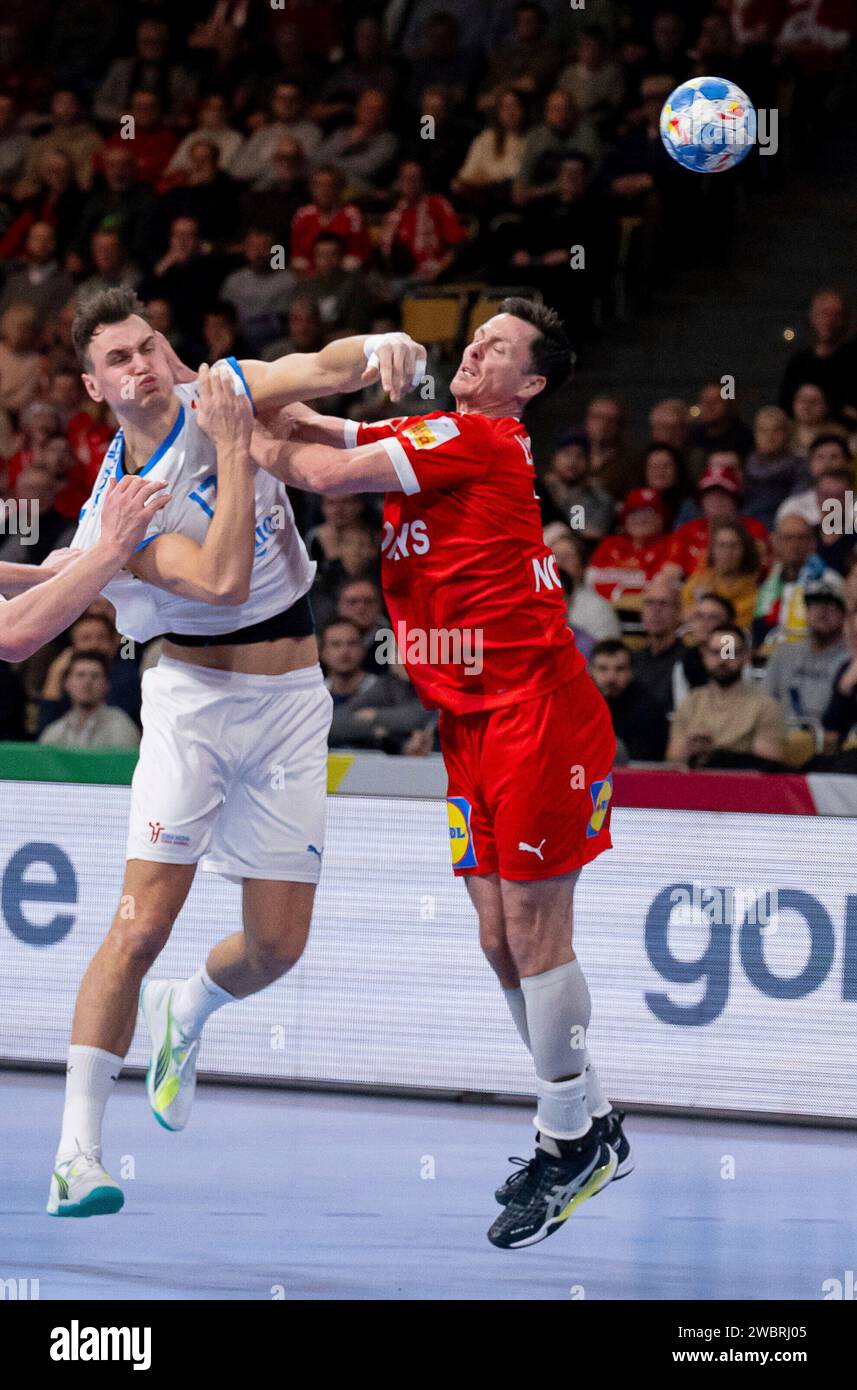 Muenchen, Deutschland. 11th Jan, 2024. Hans Lindberg (Daenemark/Denmark, #18) kann Stanislav ...