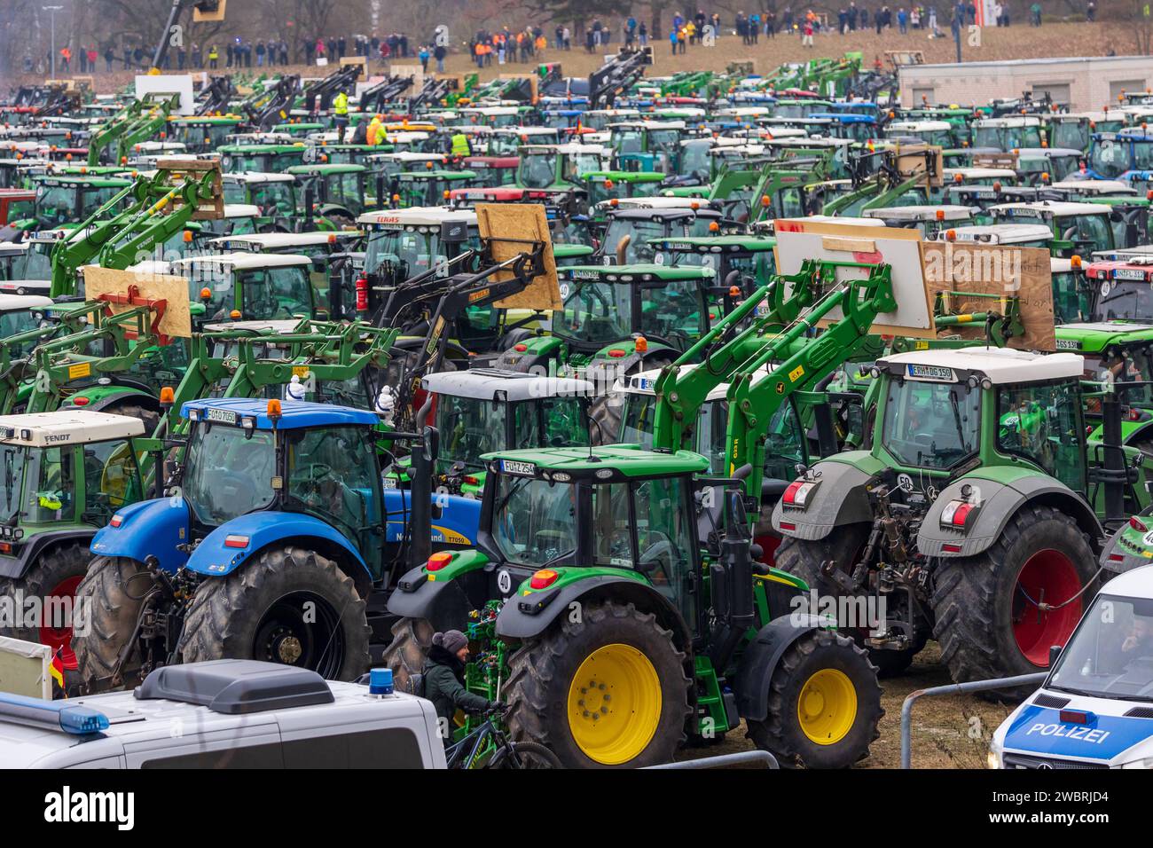 Bauernprotest und Sternfahrt in Nürnberg am 12.01.2024 Abgestellte ...