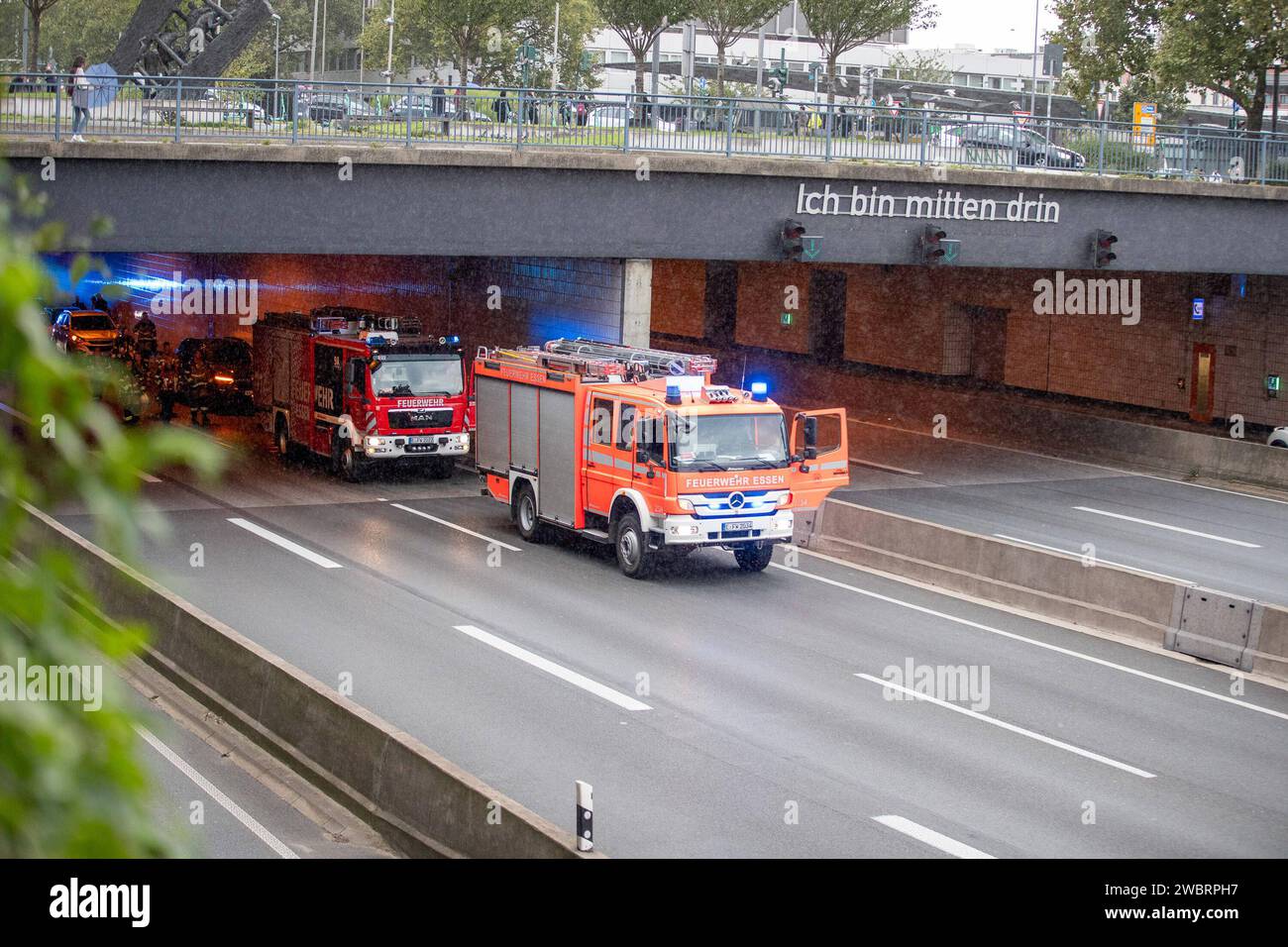 Löschfahrzeuge der Feuerwehr Essen bei einem Einsatz auf der A40 ...