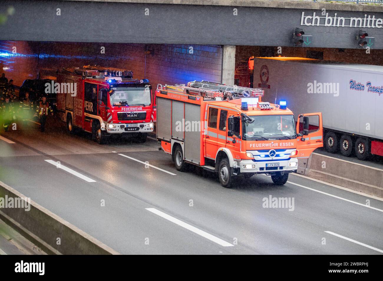 Löschfahrzeuge der Feuerwehr Essen bei einem Einsatz auf der A40 ...