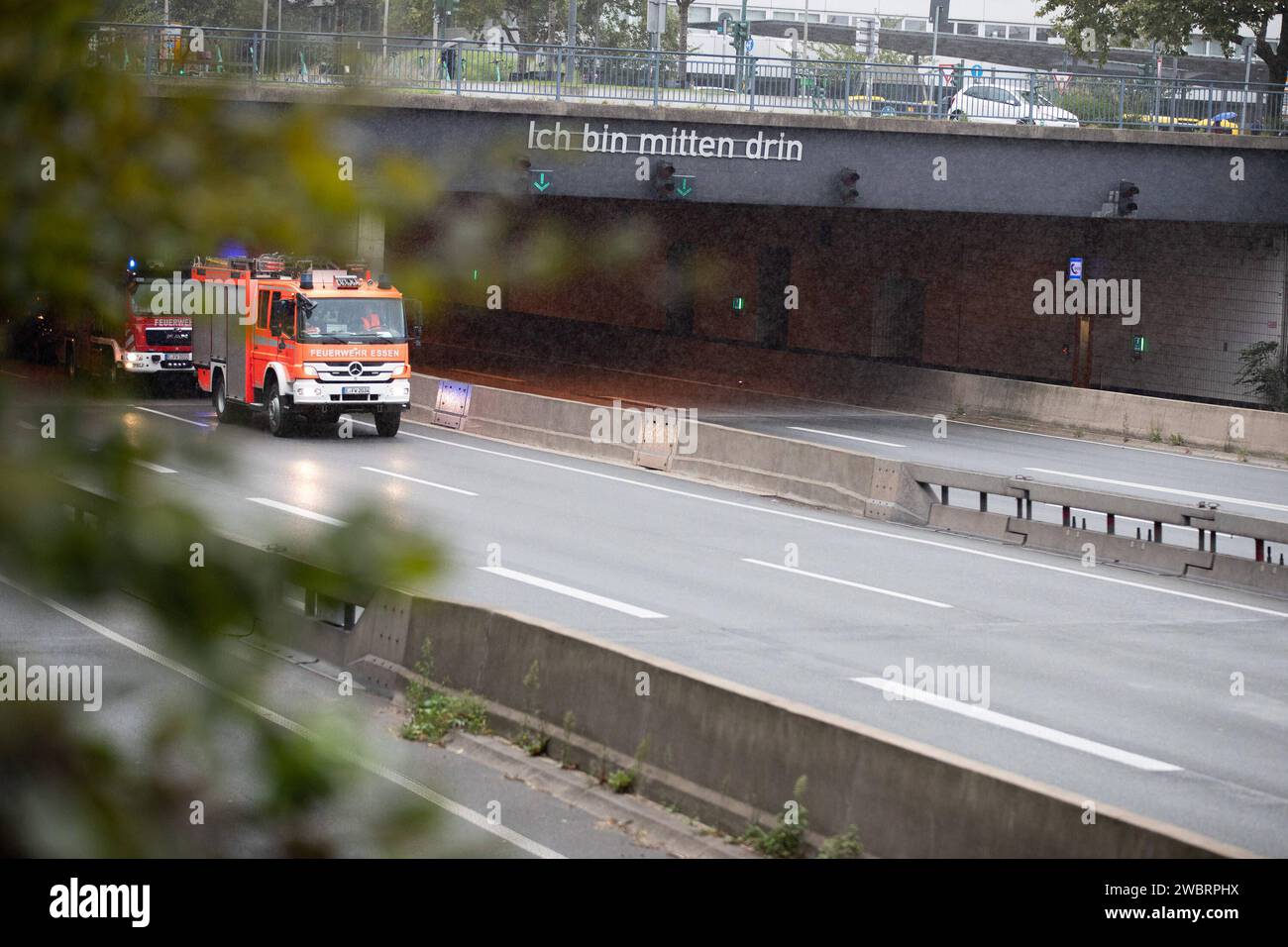 Löschfahrzeuge der Feuerwehr Essen bei einem Einsatz auf der A40 ...
