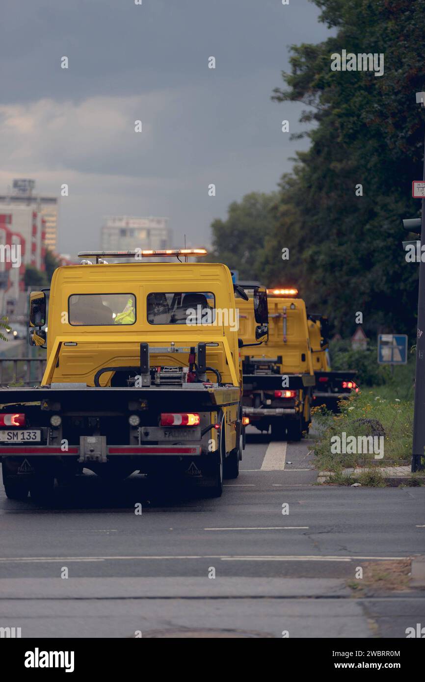 Abschlepper vom ADAC an einer Autobahnauffahrt zur A40 bei Essen ...