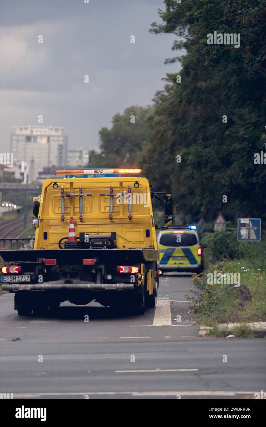 Abschlepper vom ADAC an einer Autobahnauffahrt zur A40 bei Essen ...