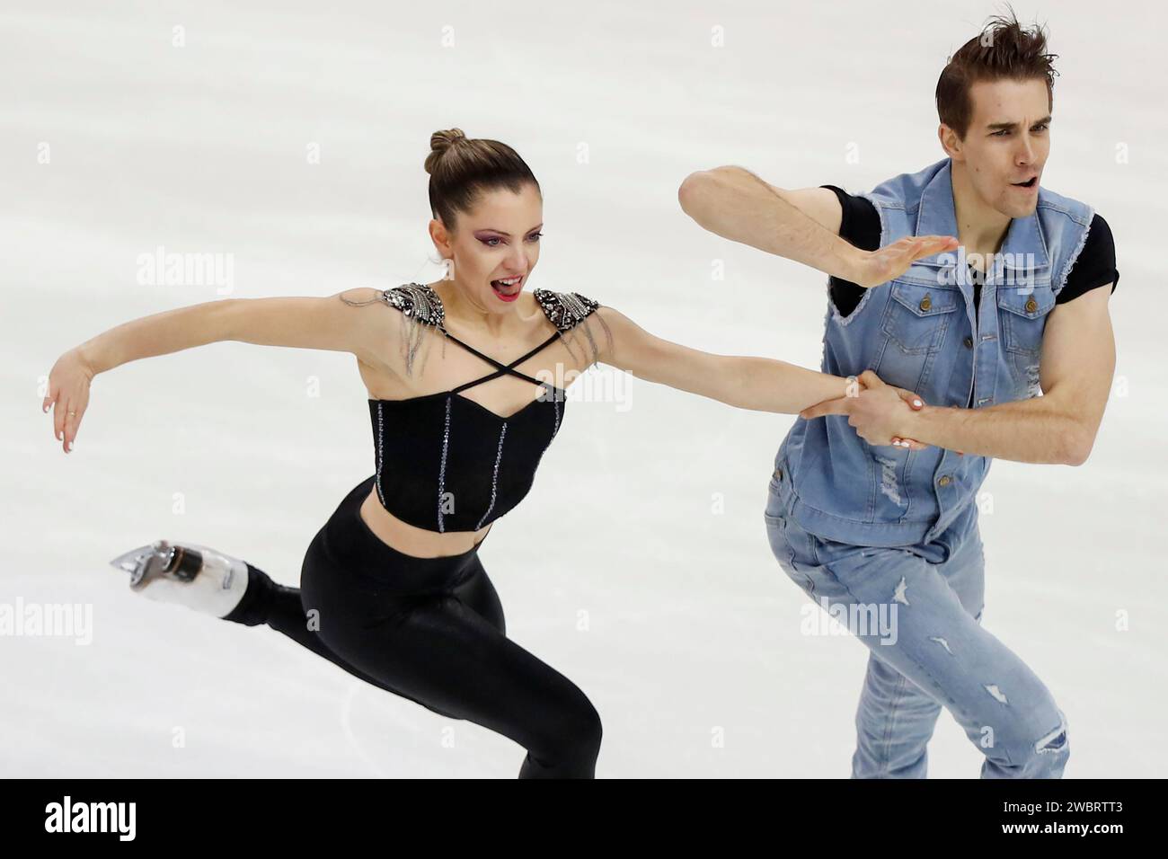 Victoria Manni and Carlo Roethlisberger of Italy perform in rhythm ...