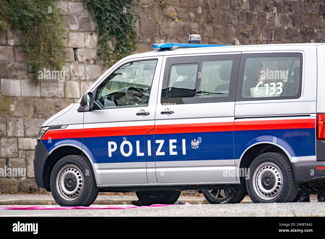 Feldkirch, Österreich. 12. Jänner 2024. Polizeifahrzeuge bei einem ...