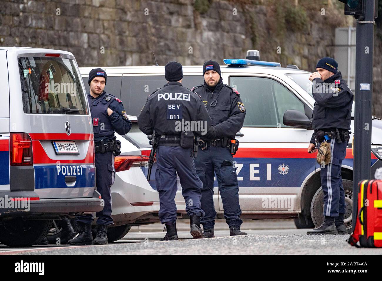 Feldkirch, Österreich. 12. Jänner 2024. Polizeifahrzeuge bei einem ...