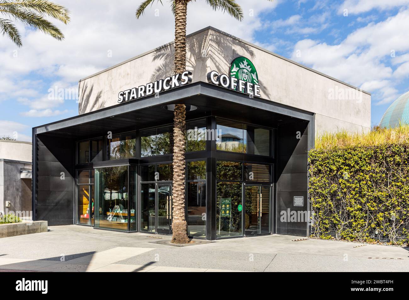 Starbucks Facade How Starbucks Leverages Data Architecture To Enhance