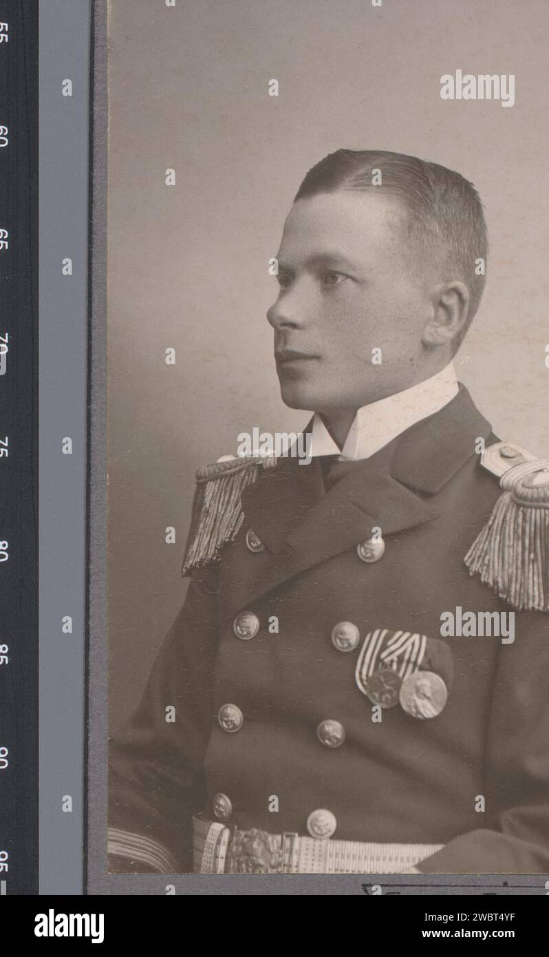 Portrait van Robert Fischer in uniform, Georg Billstrom, 1905 ...