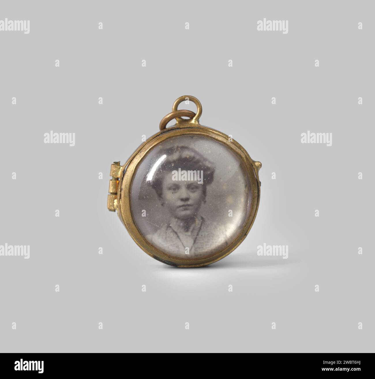 Portrait of an unknown young woman, 1880 - 1910 locket. photograph ...