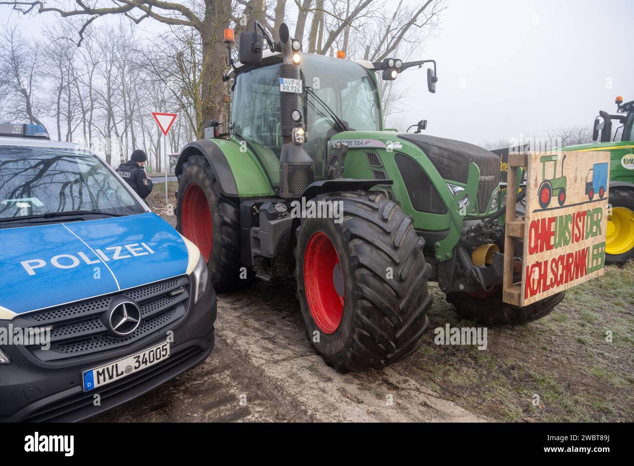 12 January 2024, Mecklenburg-Western Pomerania, Lüssow: Farmers ...