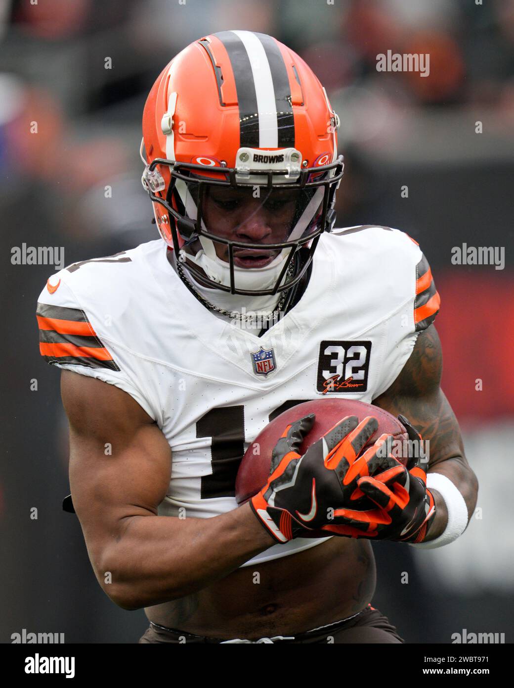 Cleveland Browns wide receiver James Proche II warms up during an NFL ...