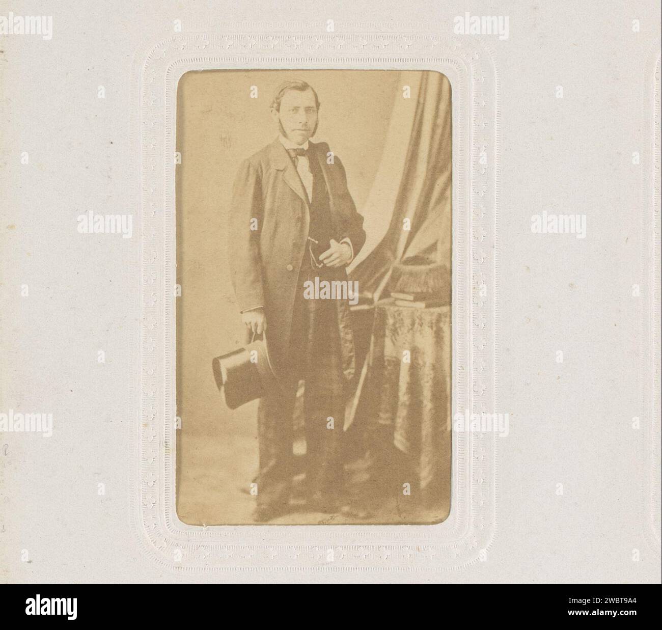 Portrait of a man with a top hat, Alonso Martinez y Hermano, 1850 - 1868 Photograph. visit card ...