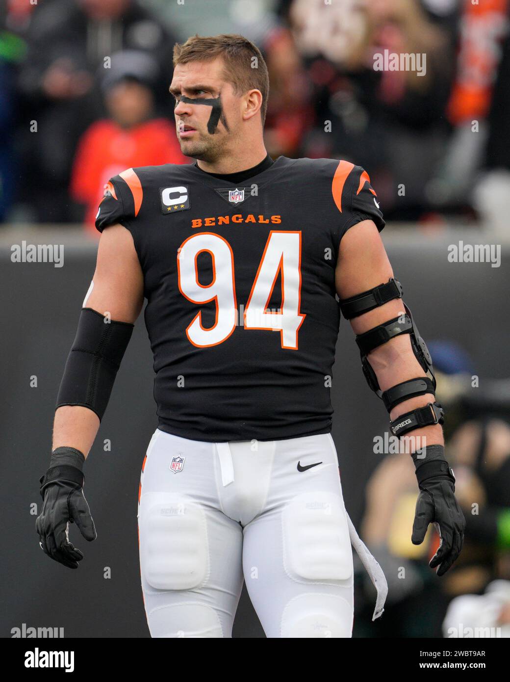Cincinnati Bengals defensive end Sam Hubbard warms up during an NFL ...