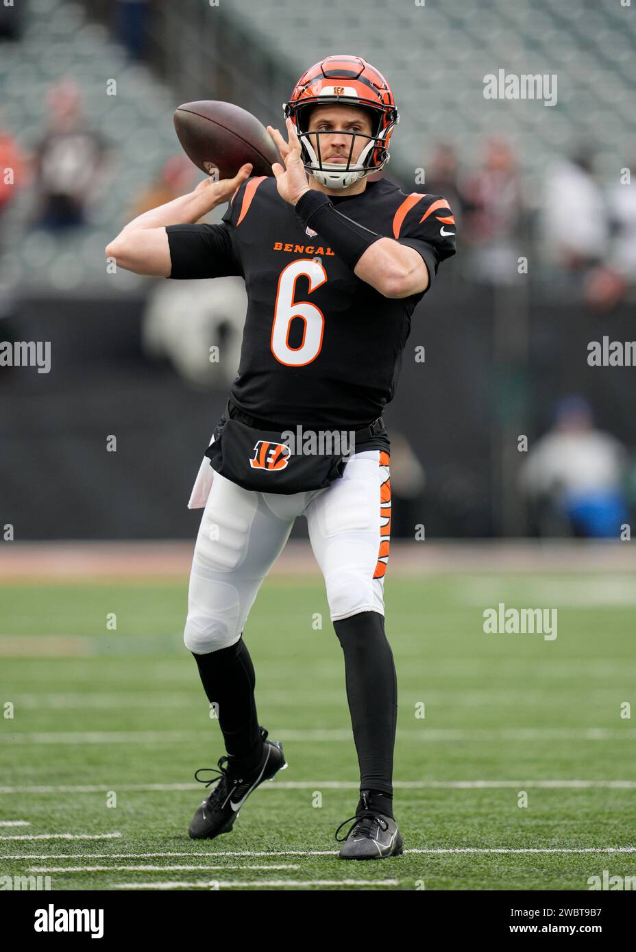 Cincinnati Bengals quarterback Jake Browning (6) warms up during an NFL ...