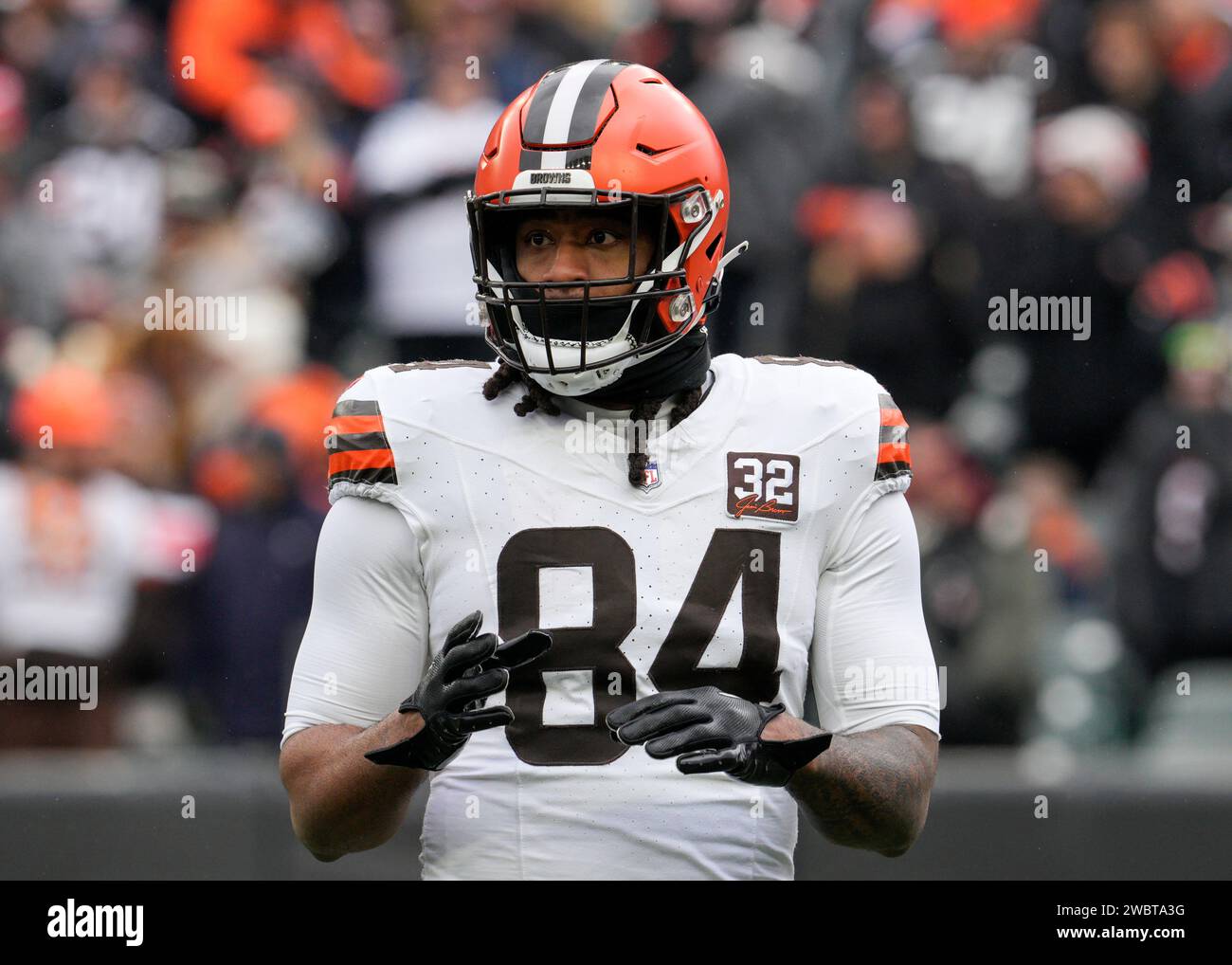Cleveland Browns tight end Jordan Akins warms up during an NFL football ...