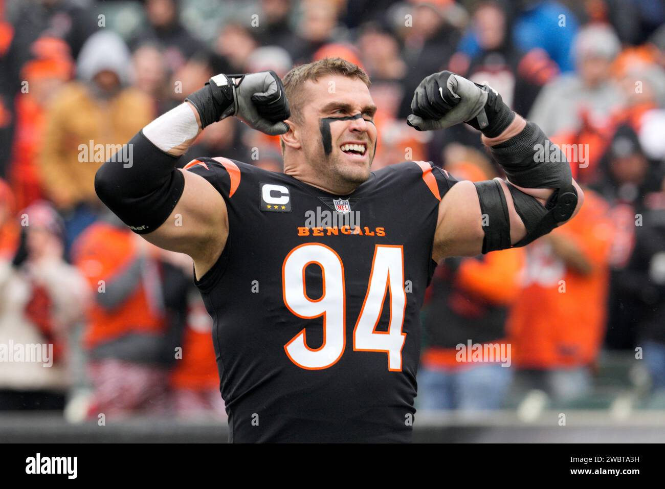 Cincinnati Bengals defensive end Sam Hubbard runs onto the field during ...