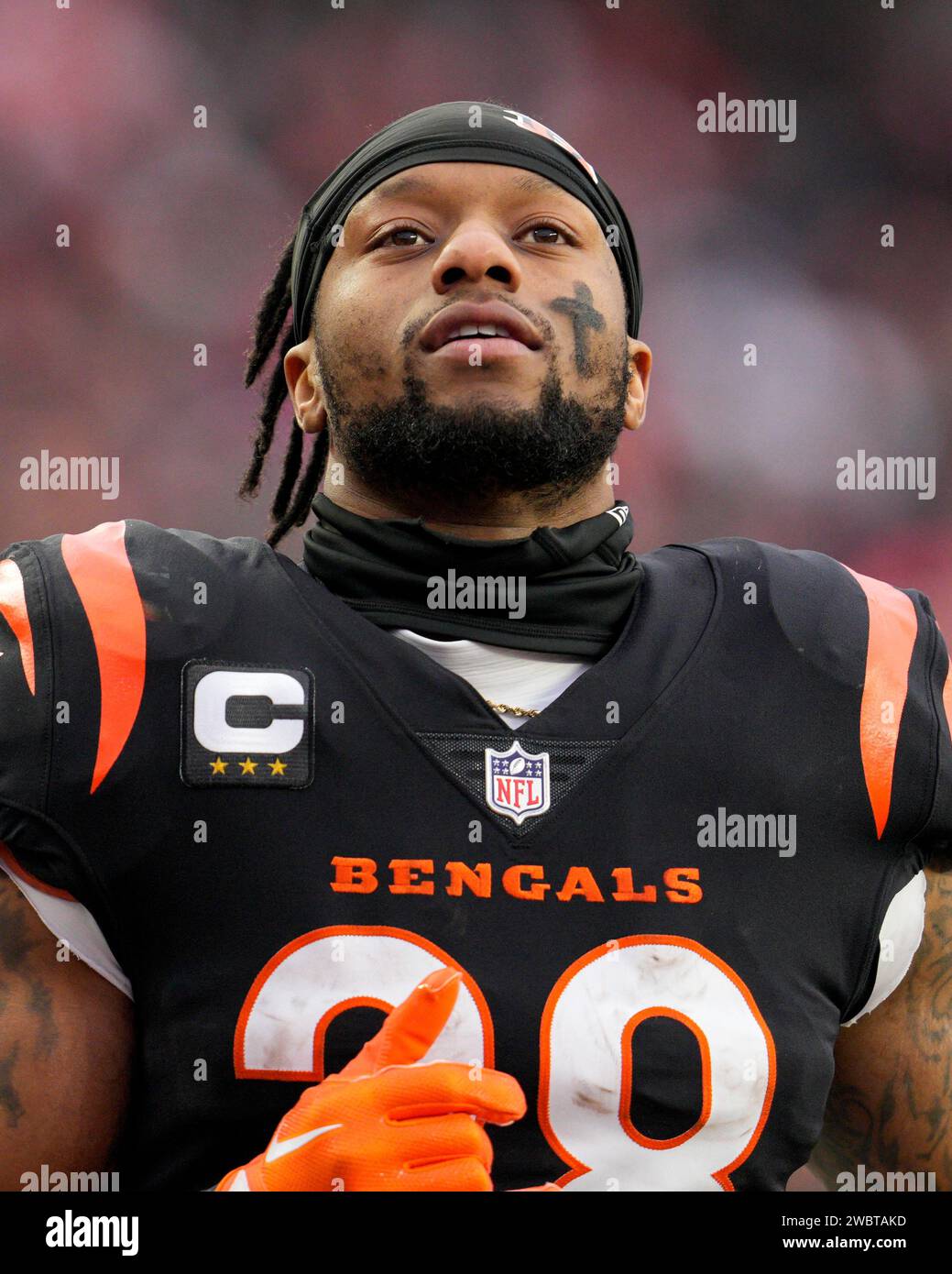 Cincinnati Bengals running back Joe Mixon jogs on the sidelines during ...