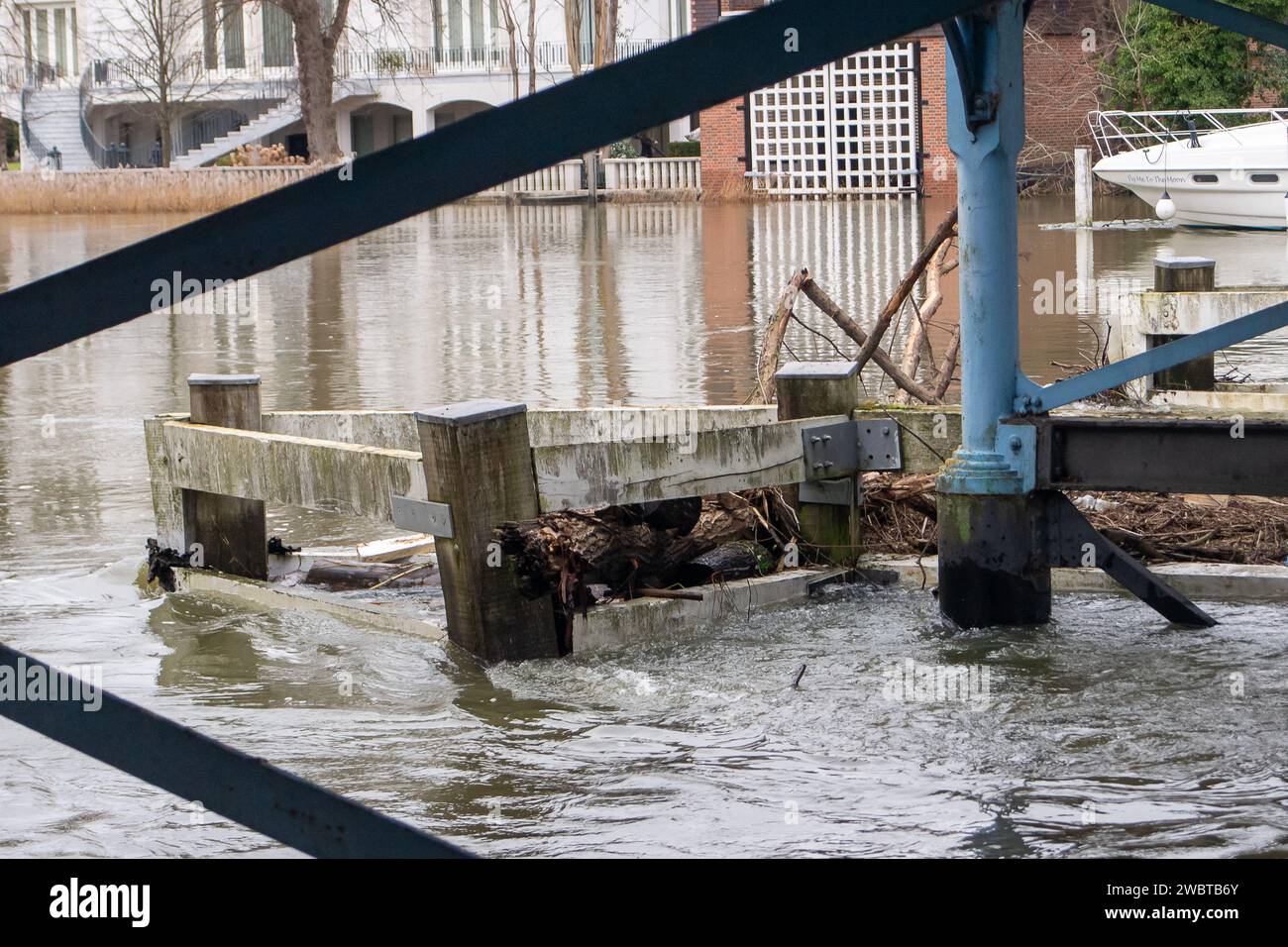 Cookham flooding hi-res stock photography and images - Alamy